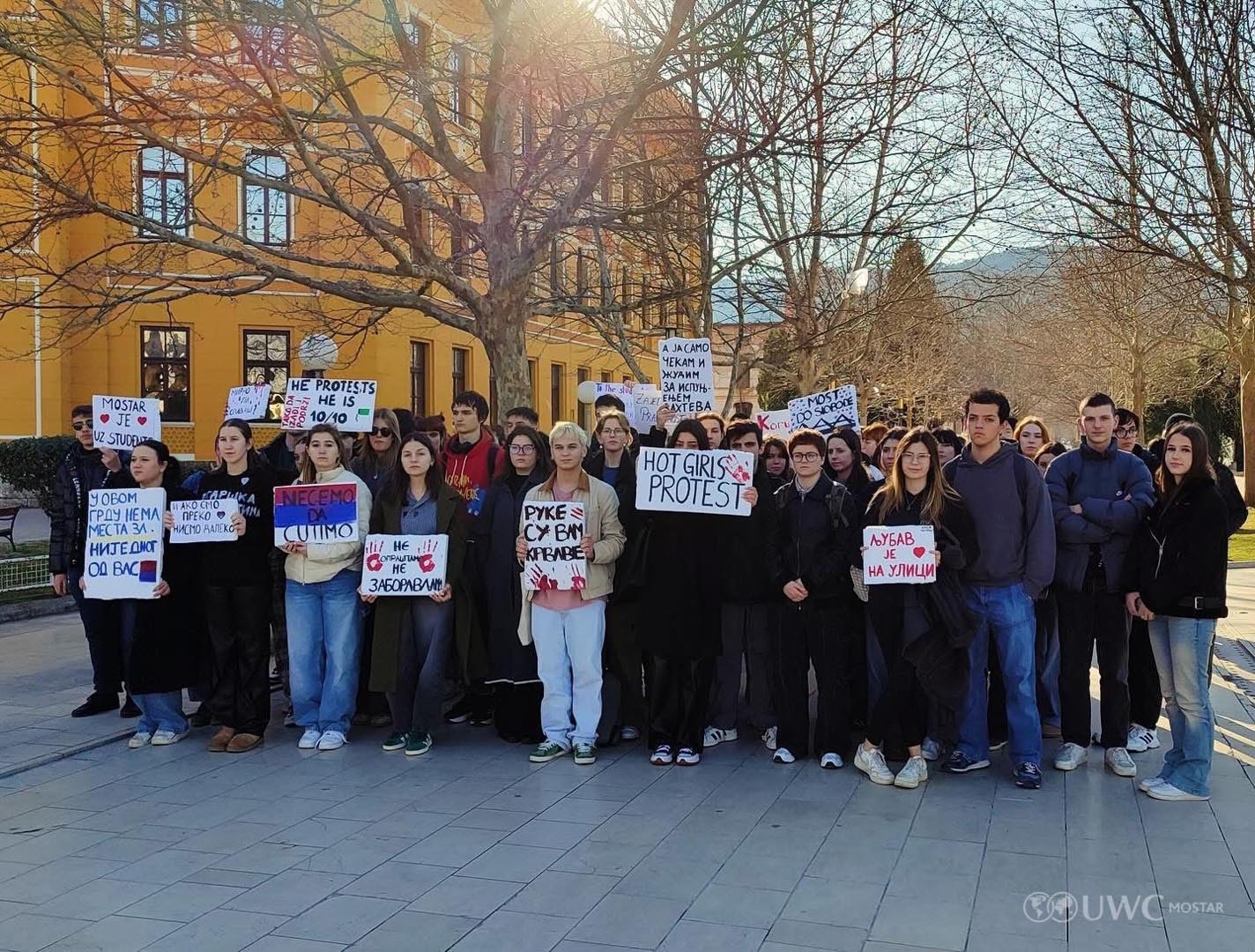 Učenici i osoblje UWC Mostar izražavaju solidarnost sa studentima u ...